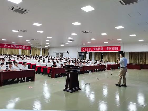 【快讯】深圳大学副教授张昊迪为信宜中学学生举办科普讲座