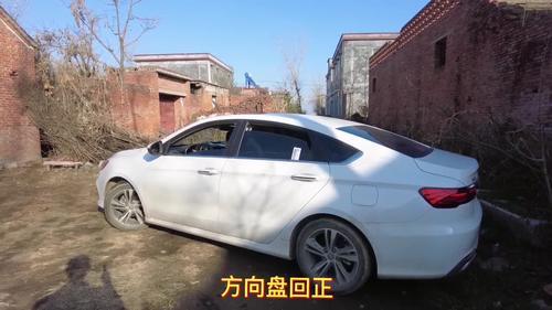 男子指挥媳妇倒车撞车,反而责备媳妇,这种男人真无敌了!