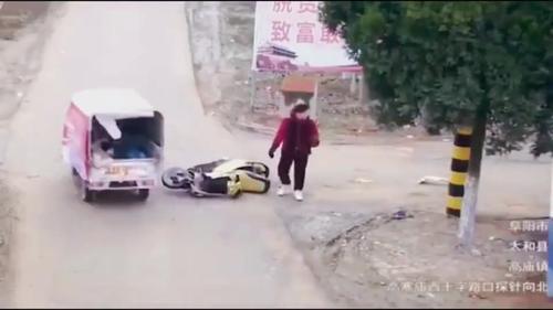 汽车不慎撞到电瓶车,结果让人佩服