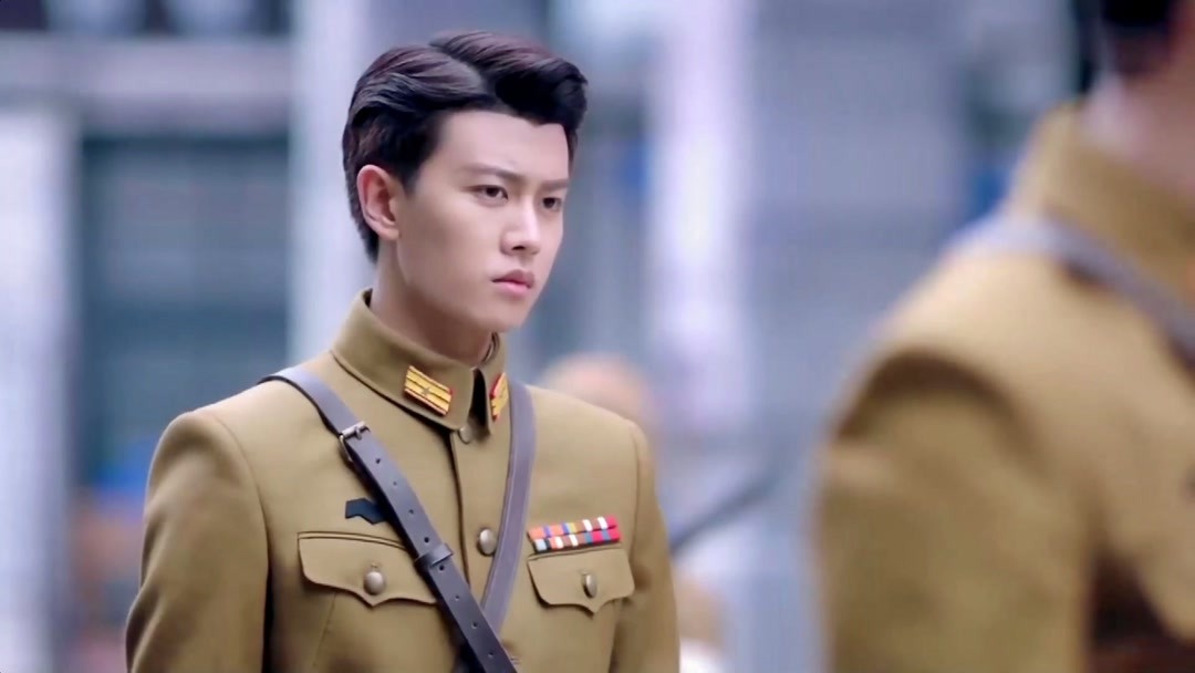 秋蝉:伯恩找到池诚修表,留下丰厚的定金,看来修古董表很赚钱