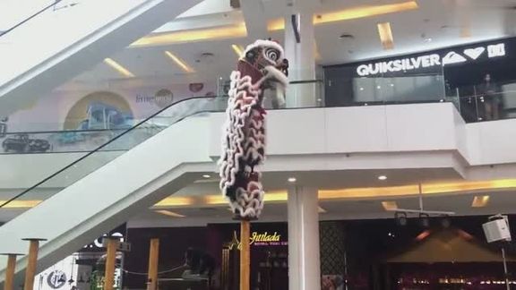 高手在民间,实拍广西舞狮队商场精彩表演