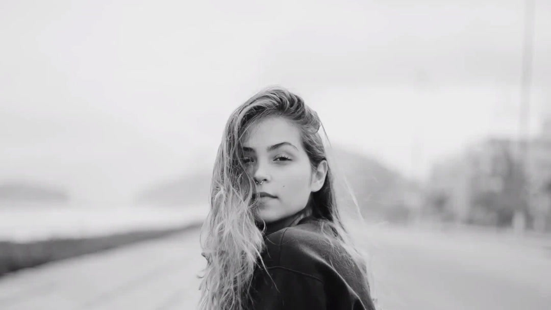 黑白摄影效果人像相册切换展示动画AE模板