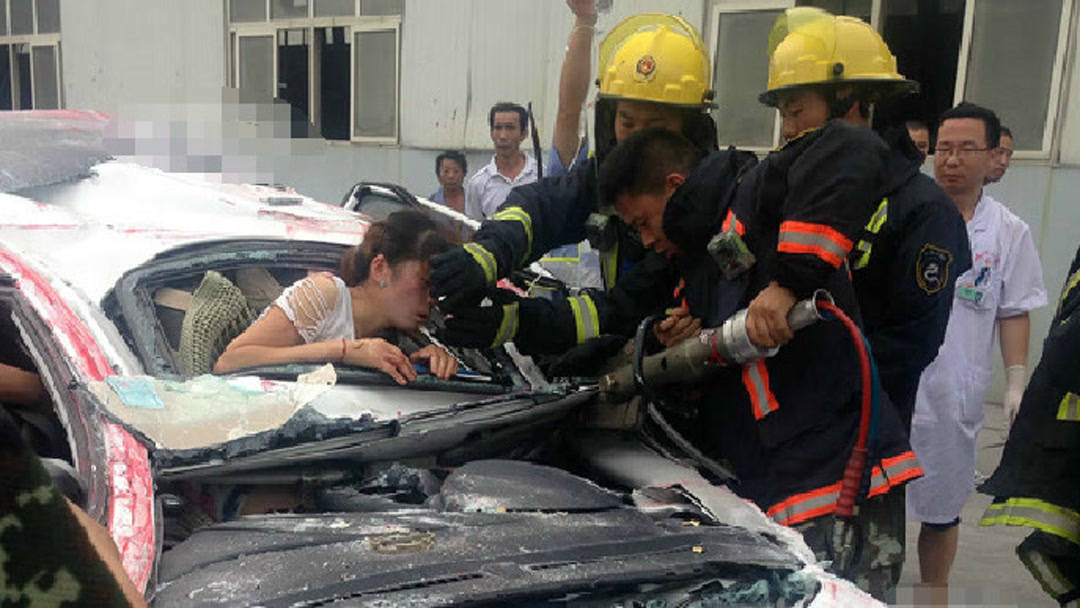 女司机逆行撞车,不赔礼道歉还骂人,随后惨遭报应被自己的车压死
