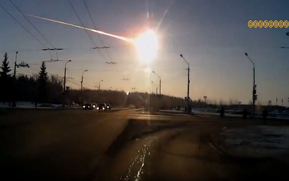 俄车里雅宾斯克约17米小行星再入大气层 车载视频(2013.2.15)