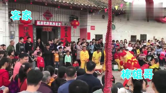 广东土豪过年请舞狮表演,人山人海,场面非常热闹!