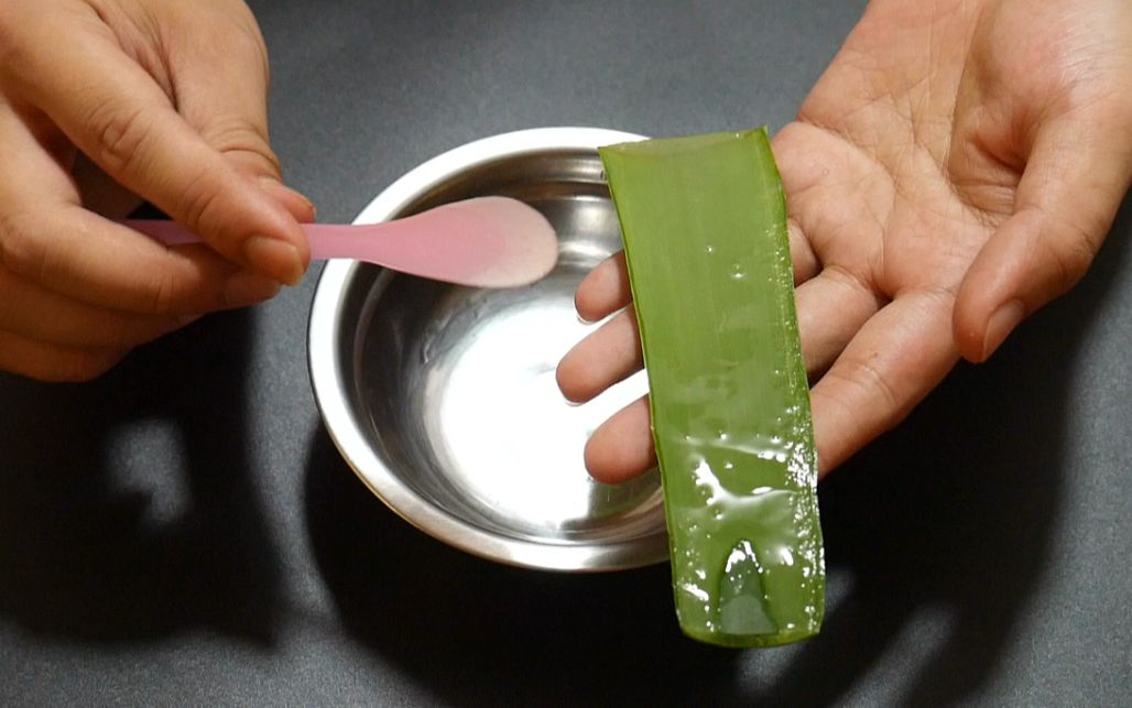 芦荟加它作用太大了,每天抹一抹,肌肤光滑细腻有弹性,太实用了