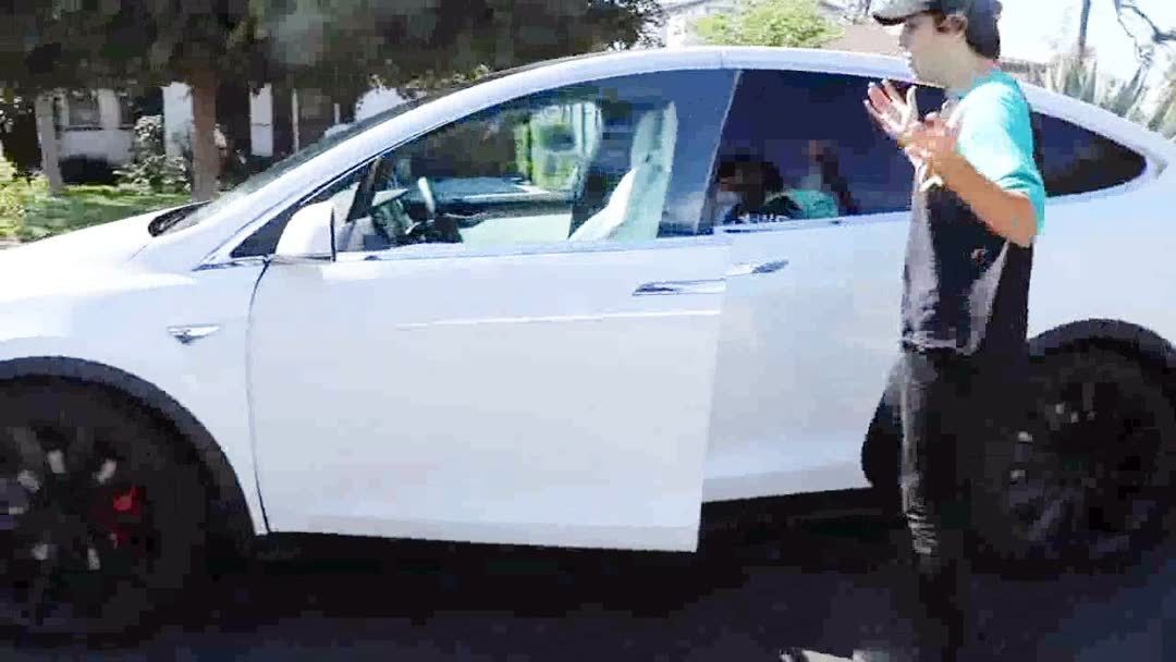 特斯拉的车门自动打开跟关闭的那一刻,才知道什么叫高科技