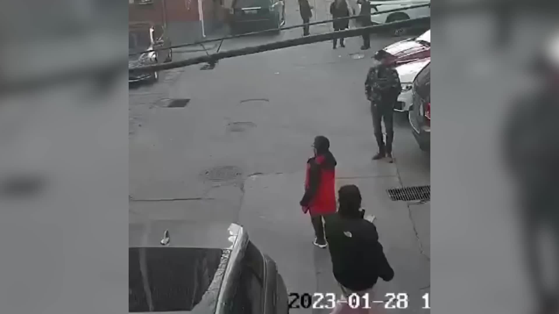 监拍!熊孩子在井盖上放鞭炮,火光炸开井盖炸弹飞冲天