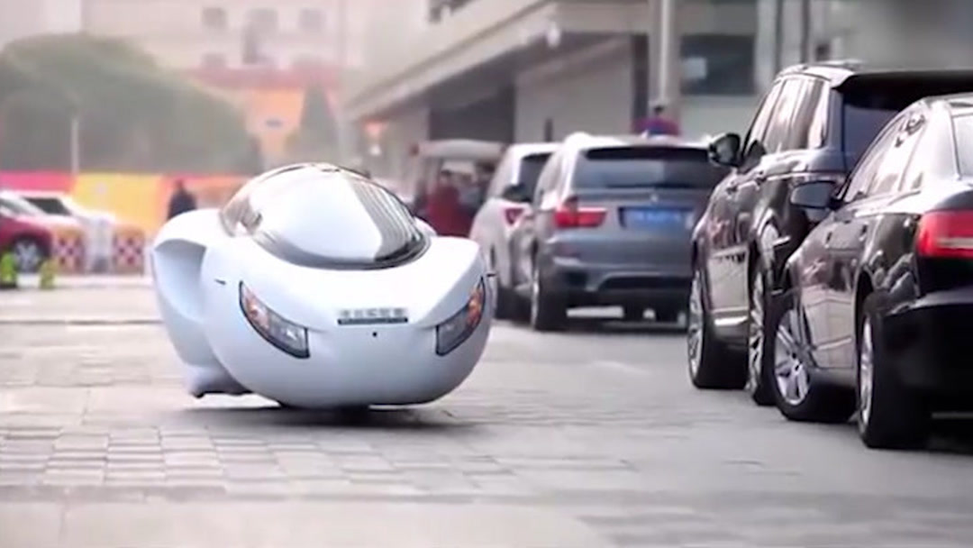 新型2轮电动汽车,能360度掉头横向行驶,女司机的福利!