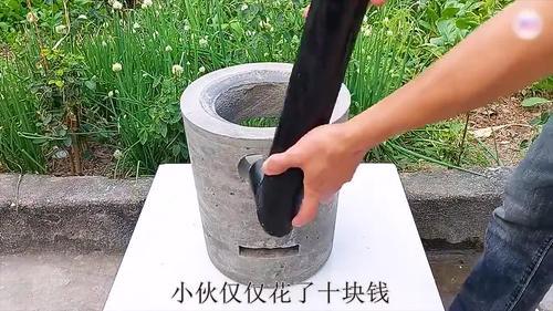 小伙做了一个发明、实用性特别的强;引得十里八村的人前来观看