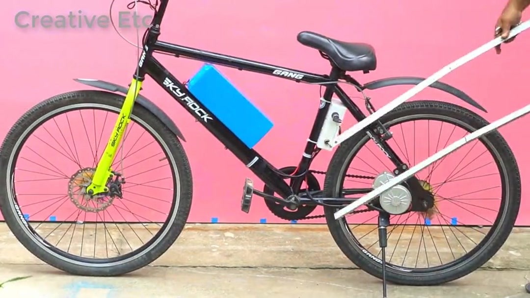 印度男子将自行车改装成一辆太阳能电动车,试骑一下速度杠杠的