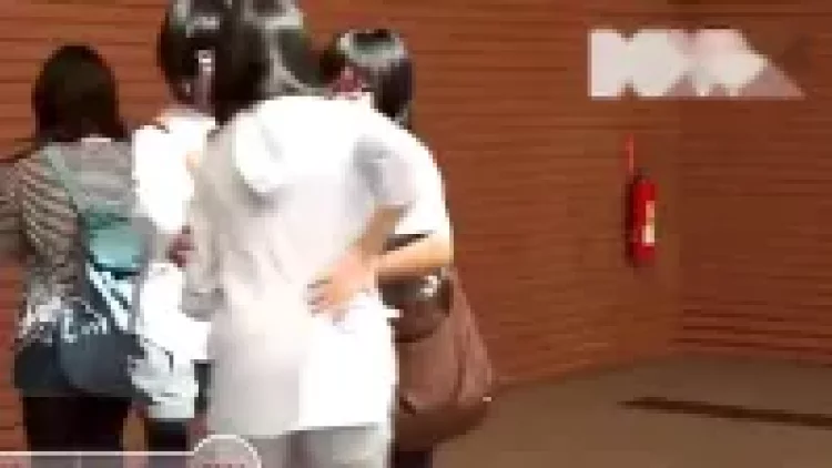 孕妇挺着大肚子上厕所,躺在地上好像要生了!!