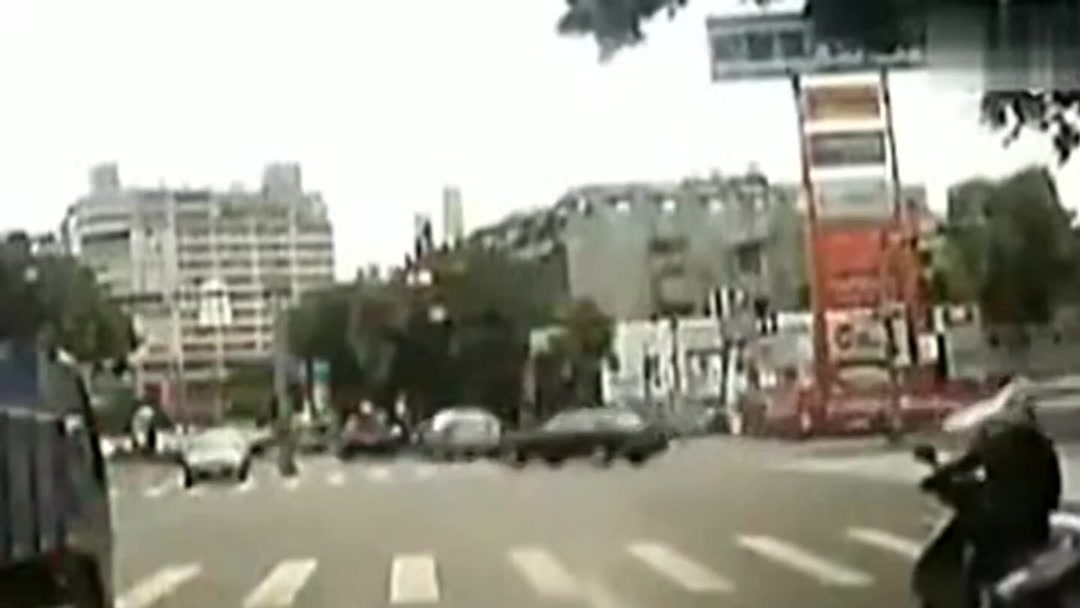 诡异灵异视频 全世界灵异诡异视频 实拍台北诡异车祸 幽灵机车