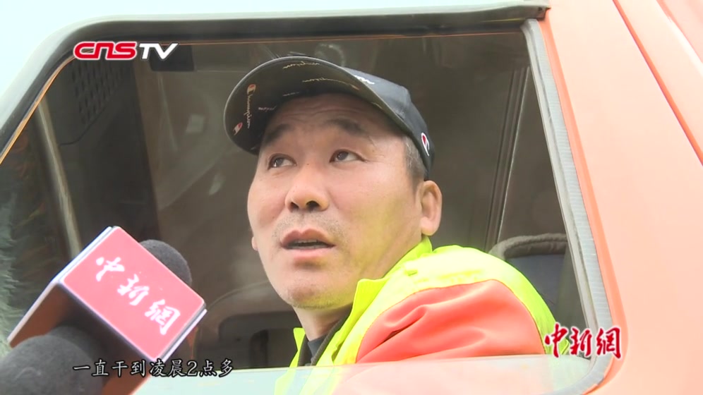 哈尔滨突降大雪 万余环卫工人24小时与雪奋战