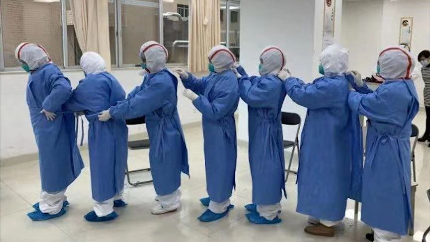 新冠肺炎诊治医疗队投入病房 全副武装出击 只能靠眼睛分人