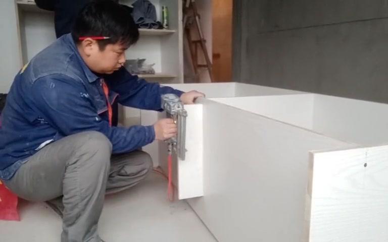 装修时给主卧飘窗做一组矮柜,这样的设计美观实用,效果很不错