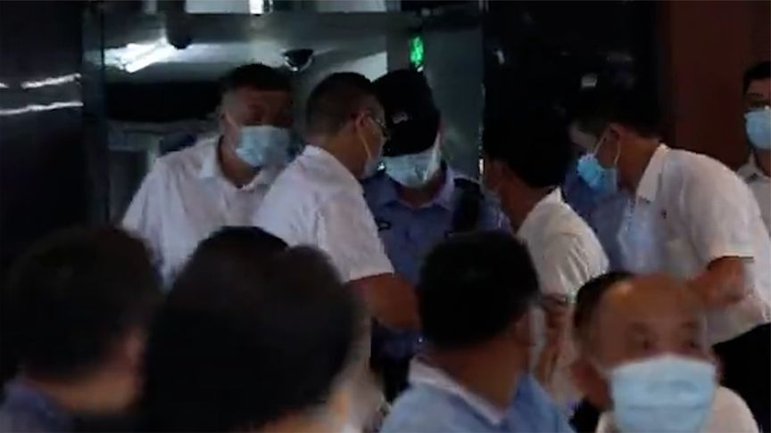 国企开警示教育大会时2名干部被带走,反腐专题片曝光现场画面