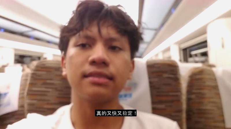 印尼小伙第一次坐中国的高铁!