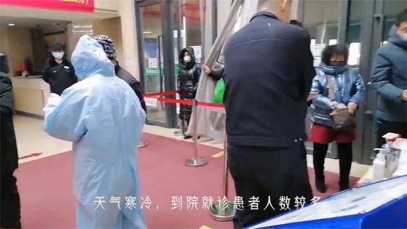 冬天气温寒冷中德骨科门诊大厅患者有秩序预检分诊进行。