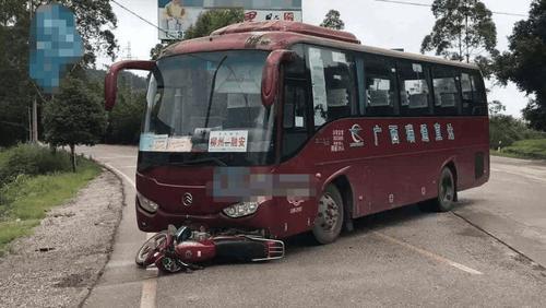 车毁人亡! 摩托车不但无牌还逆行, 2秒后撞上客车当场死亡!