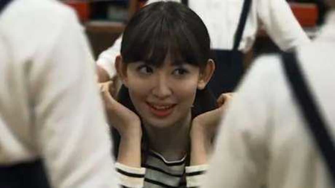 校车出了交通事故,学生为了救下美女老师,全班都遇难了