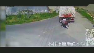 痛心 大卡车大意倒车撞到电动车老夫妻,短短10秒生命陨落