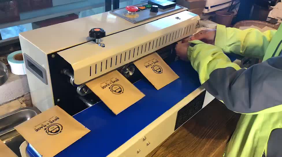 云间滋味 云南地道物产春节礼盒 云南咖啡挂耳包 制作中