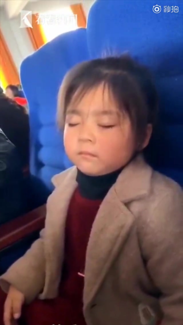 【超萌!小女孩家长会上睡着被掌声多次惊醒 边打瞌睡边拍手】山东...