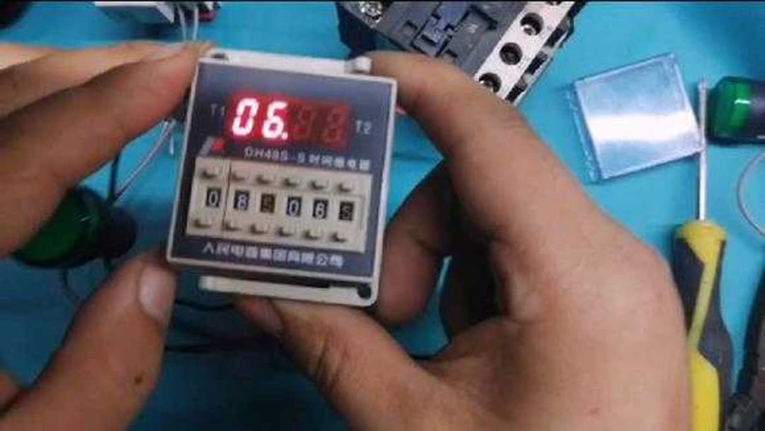 一个时间继电器控制两台电机自动交替工作。一分钟学会怎么接线。