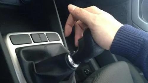 开手动挡汽车时,什么情况下需要别挡?上坡下坡可不一样