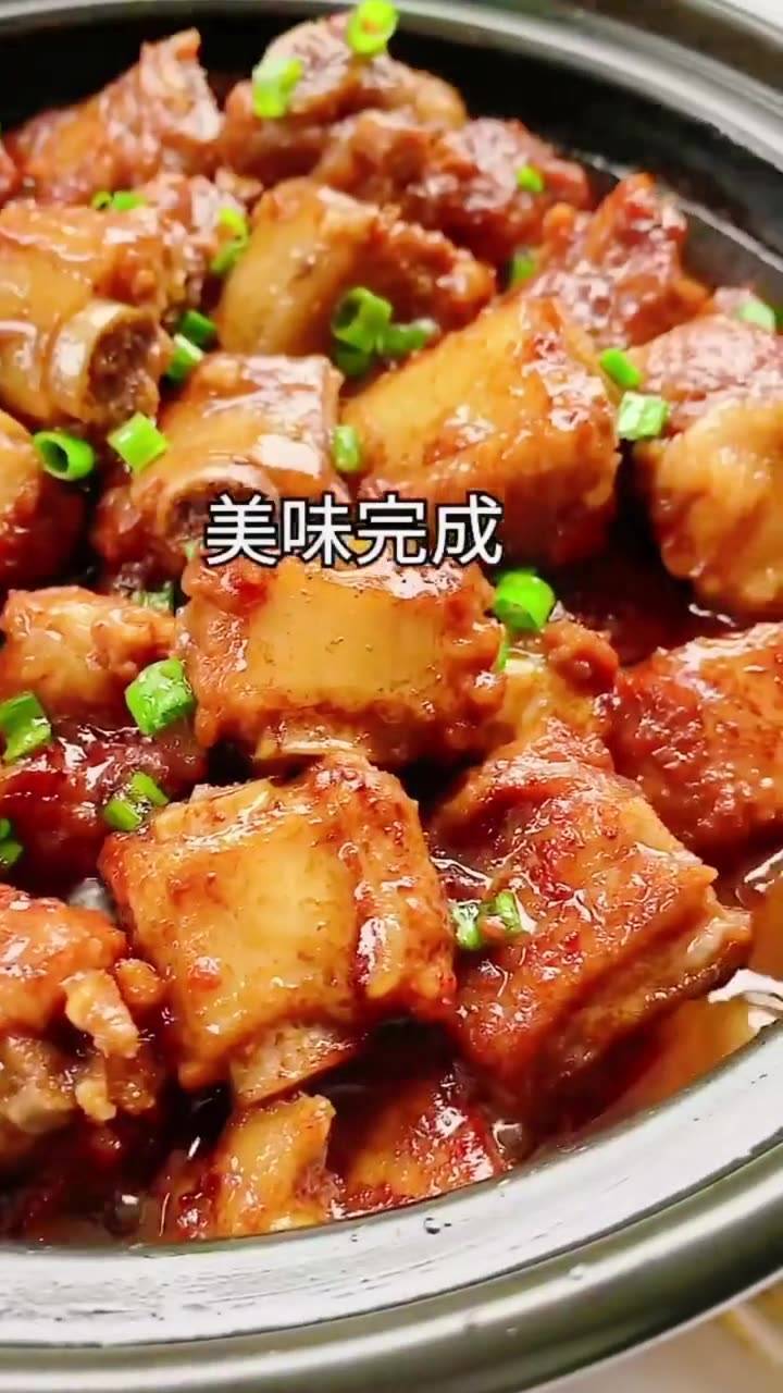 做土豆炖排骨,软嫩可口,好吃下饭,一家三口啃的真香