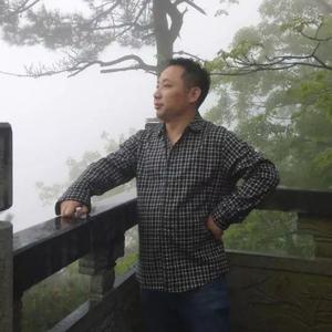 做中介的声乐教师 