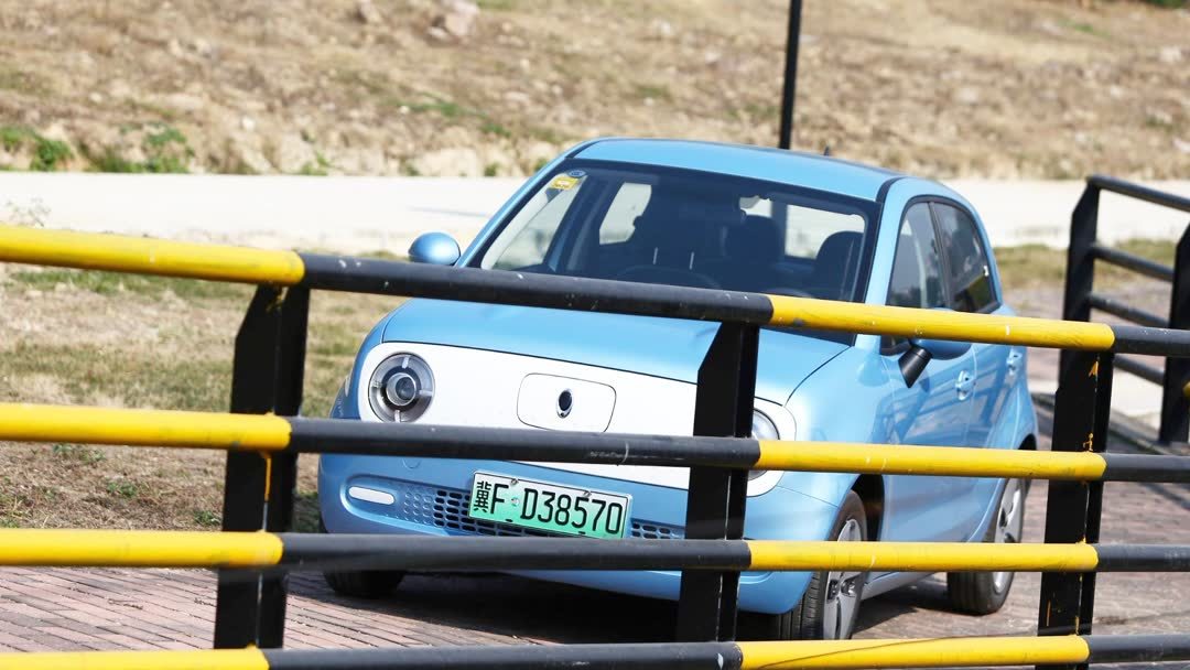 陈主癫和美女Fancy深入体验这辆卡哇伊电动车 试驾长城欧拉R1