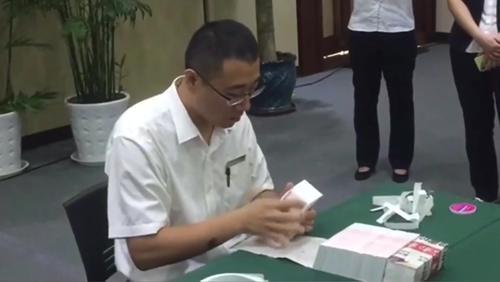 这点钞的手法太厉害了,这手速真是没谁了!