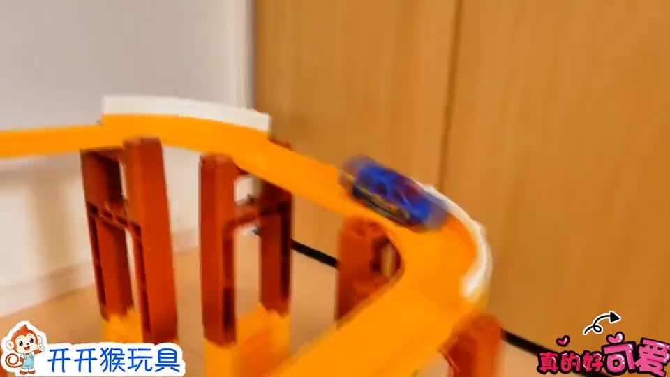 警车、救护车和工程车怎么通过超级轨道?谁翻车了?益智玩具车