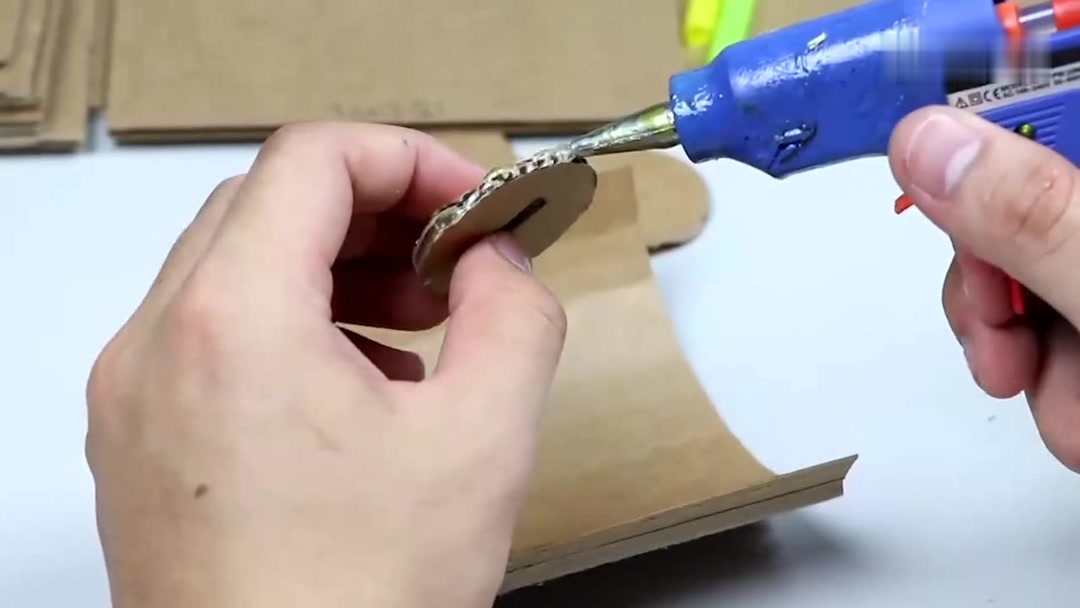 用纸箱制作了一个游戏箱,在家无聊可有得玩了!