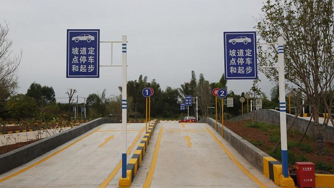 手动档车必知的下坡起步, 学会这些技巧,下坡起步再也不是事