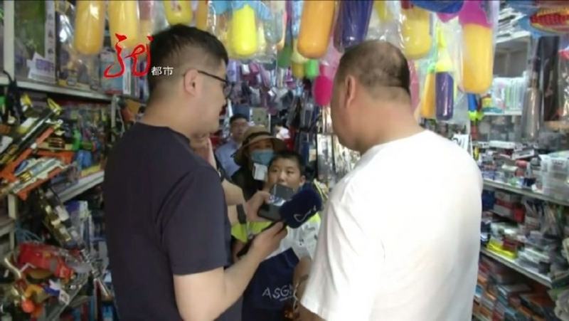 校园周边学生“赌博”10:突击检查 店员否认销售抽奖商品
