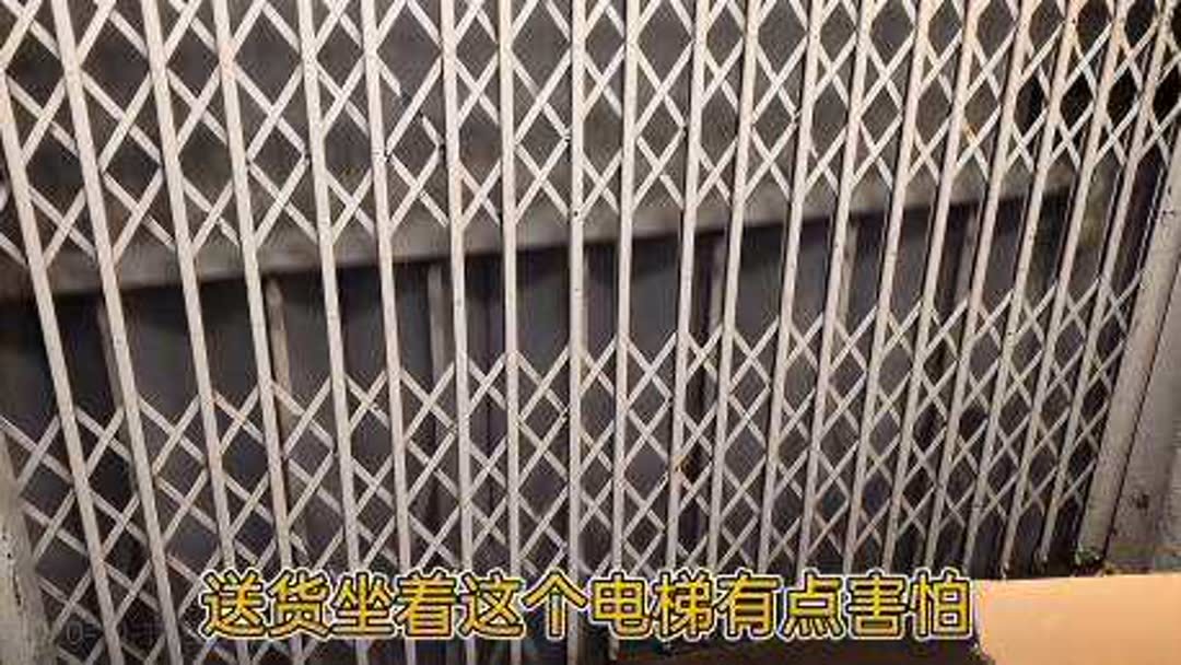 实拍香港老式电梯,手动开关门见过吗?不花钱可能只有走楼梯