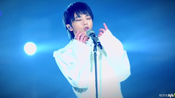 华晨宇跨年演唱会演唱《寻》,空灵的声音让人沉醉