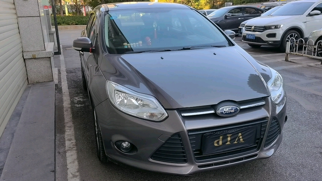 2万6买的福特福克斯,13年上牌的自动挡,家用代步练手还不错