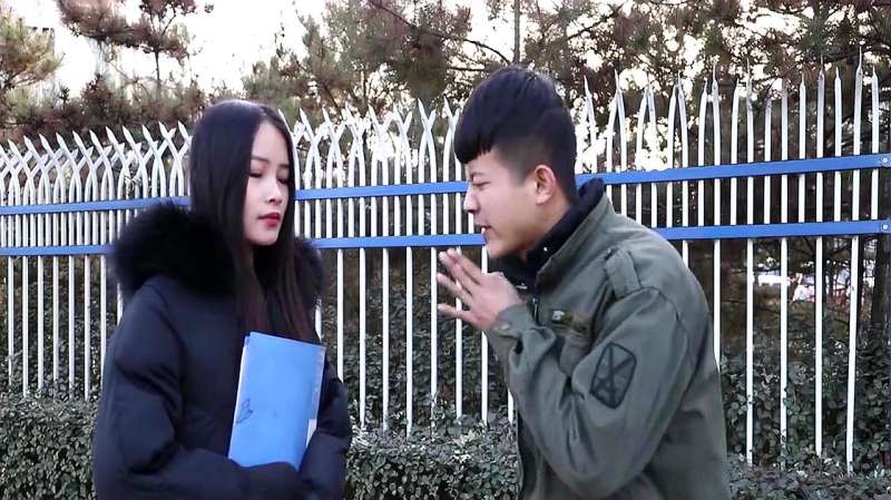 美女路边介绍贷款业务,不料遇到奇葩小伙,两人的对话太逗了!