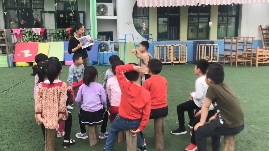 大班体育《油桶平衡乐》优质课