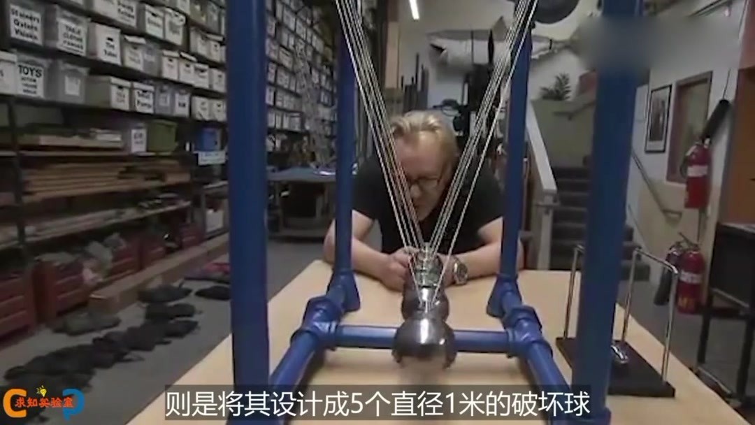 5个直径1米的破坏球串成牛顿摆有多可怕?看啤酒瓶的下场就知道!