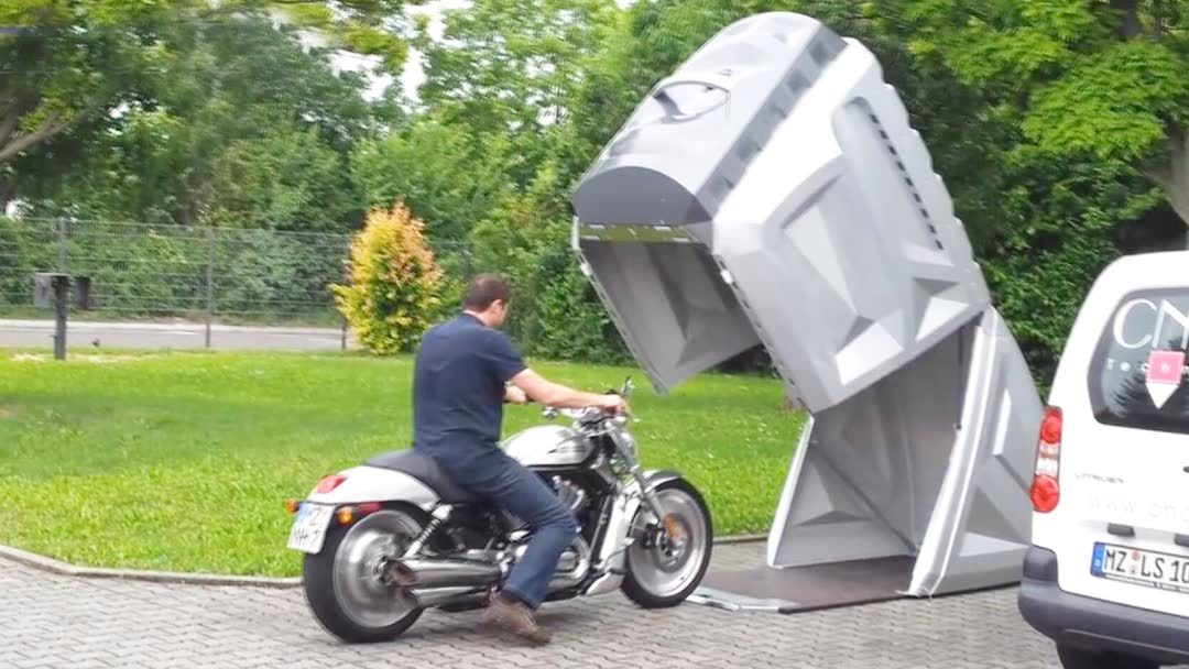 在地上装个塑料箱,把摩托车电动车放里面,不怕车被偷走