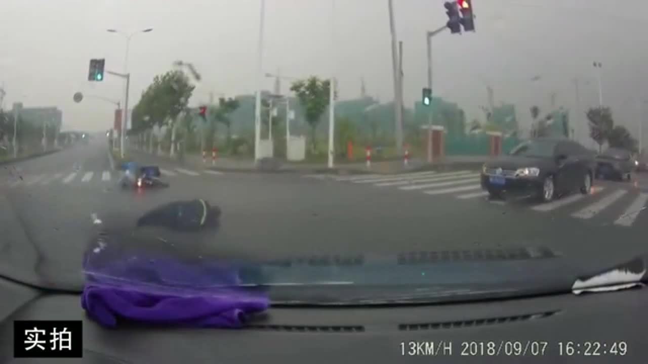 电动车司机明目张胆的闯红灯,结果被轿车惨烈撞飞