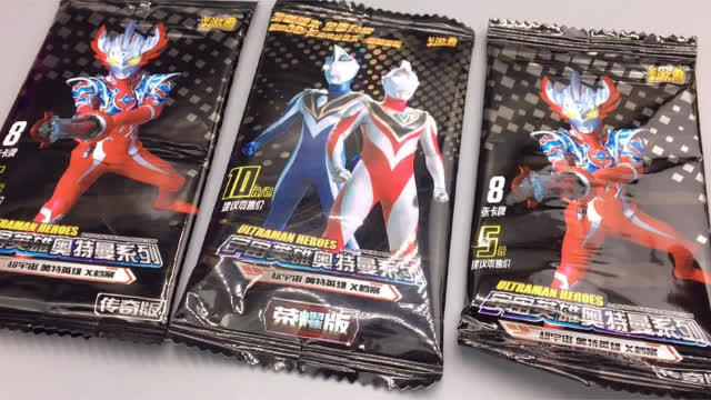 卡游奥特曼卡片传奇版vs荣耀版,跟小马宝莉开稀有好卡吧