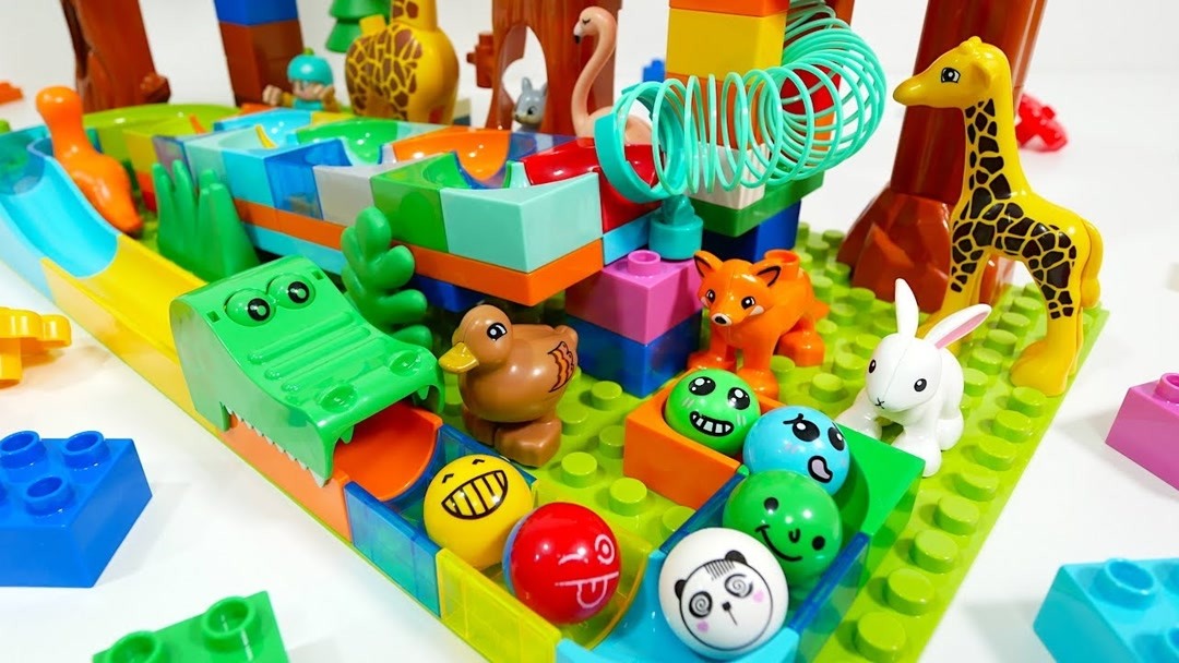 益智积木玩具:令人满意的积木过山车,制作一条动物们的泉水隧道