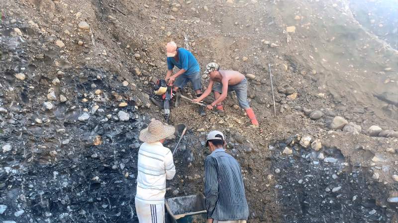 月入上万的工作你敢来吗?悬崖峭壁下的挖玉人——翡翠原石矿区