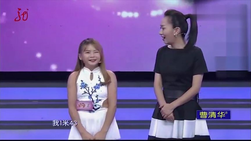 袖珍女孩现场跳钢管舞,小伙子们直呼:人漂亮,舞跳得也好